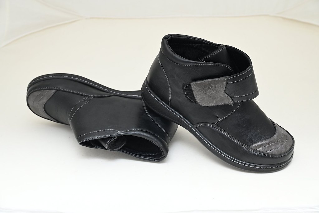 Ženske kratke poluduboke čizme na čičak BEL4010 crna