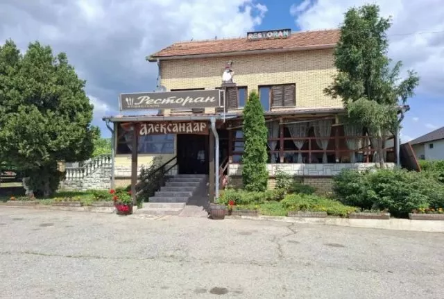 KUCA SA RESTORANOM U IRIGU