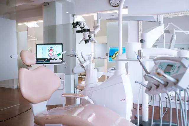 METALOKERAMIČKA KRUNICA NA IMPLANTU SA ABATMENTOM CDEI