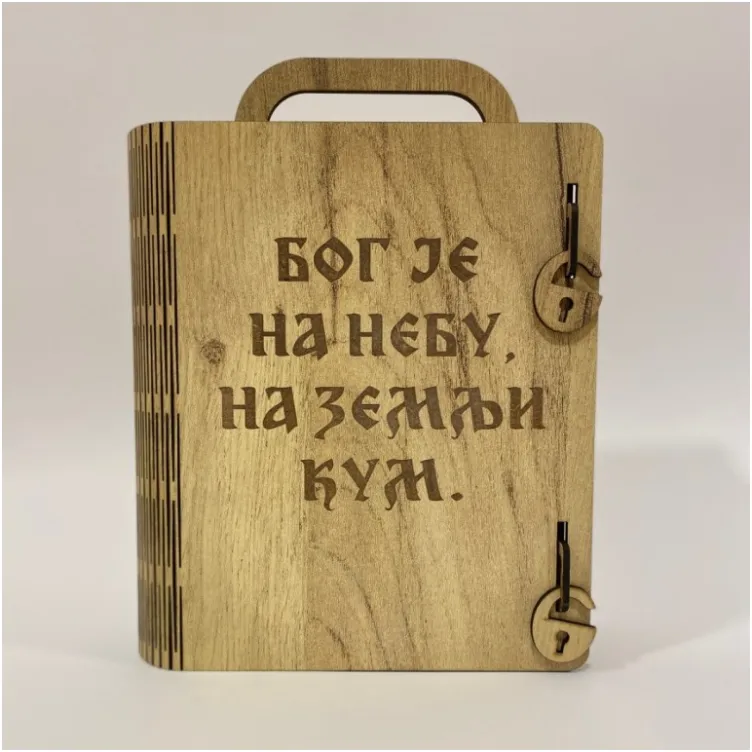 Kutija knjiga sa natpisom Bog na nebu na zemlji kum