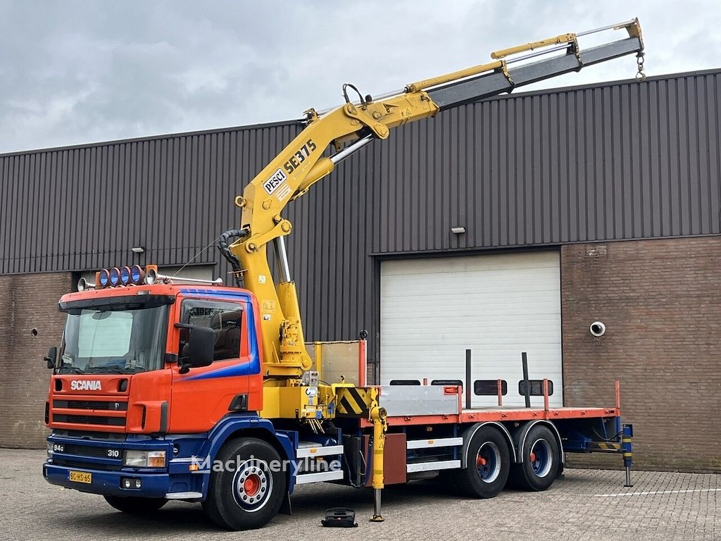 Scania P94 - 310 / Pesci 37 T/Mtr kraan / Radio remote / Manual / 6x2 / kamion s ravnom platformom