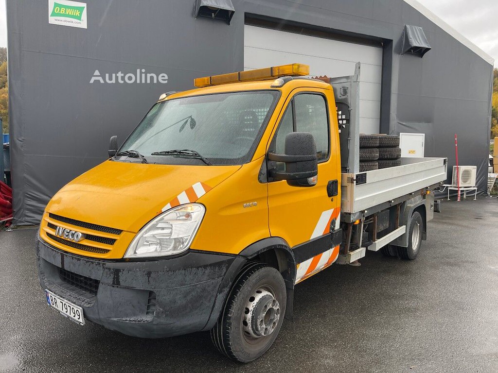 Prodaje se IVECO 3,0 - 177 Hk kranbil med nedfellbare karmer, kun 57865 km ! kamion s ravnom platformom na aukciji