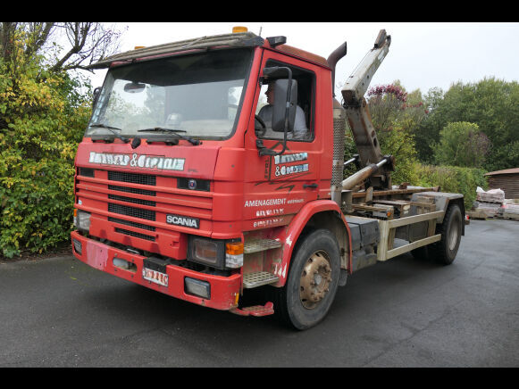 Prodaje se Scania P93ML4X2Z1 rol kiper sa kukom na aukciji