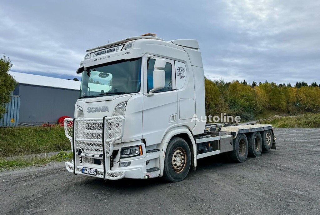 Prodaje se Scania R500 rol kiper sa kukom na aukciji