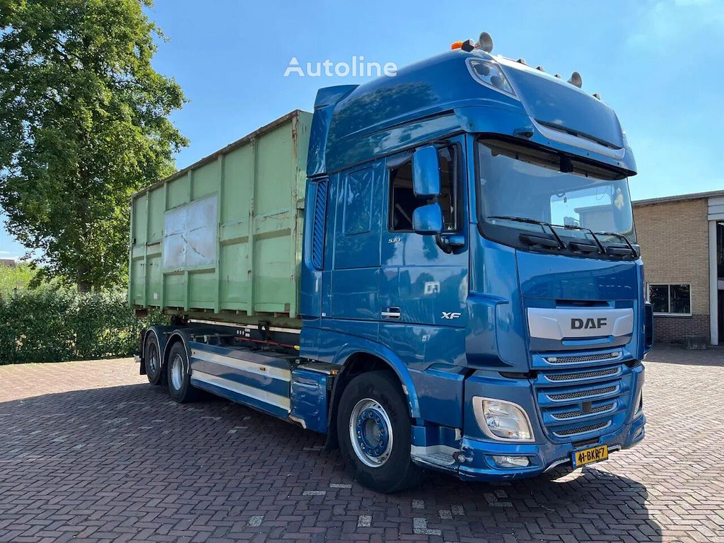 DAF XF 530 FAS kamion sa kukom za podizanje tereta