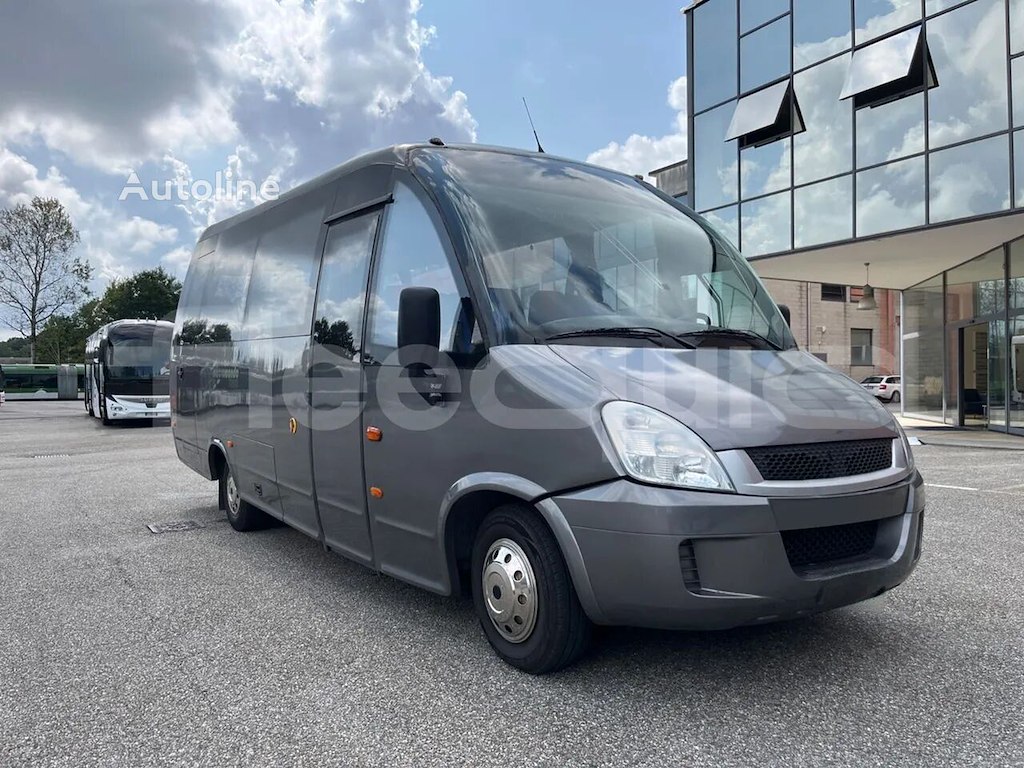 Prodaje se IVECO Daily prigradski autobus na aukciji