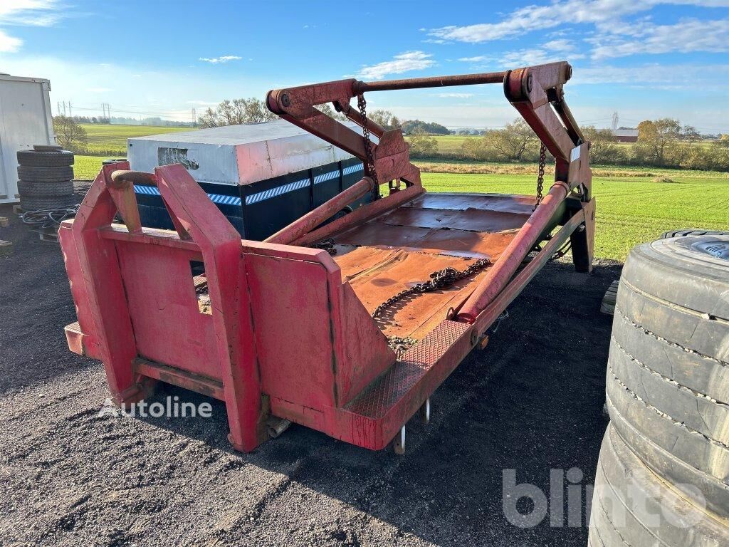 Prodaje se autopodizač kontejnera na aukciji