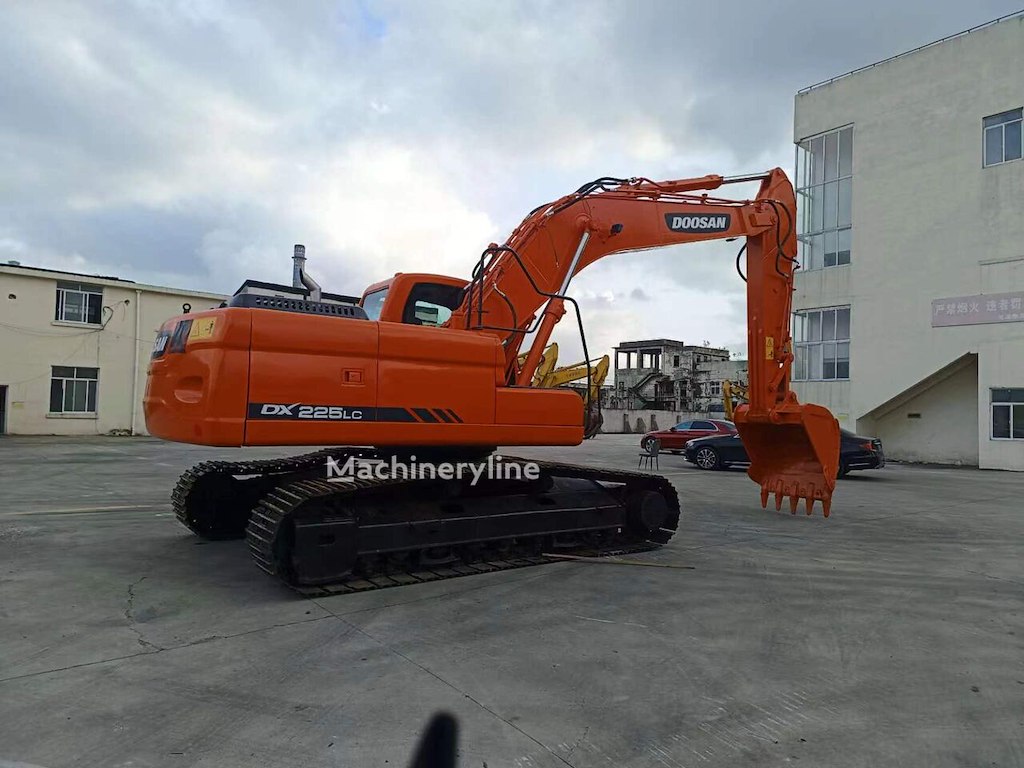 Doosan DX225 bager guseničar