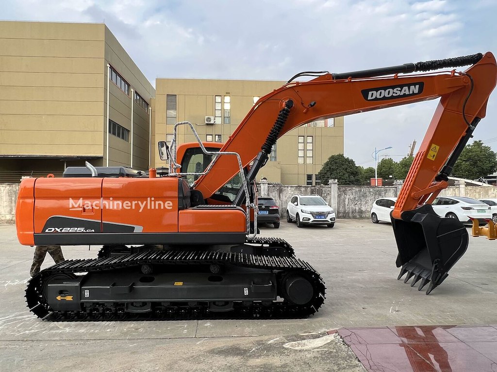 Doosan DX225 bager guseničar