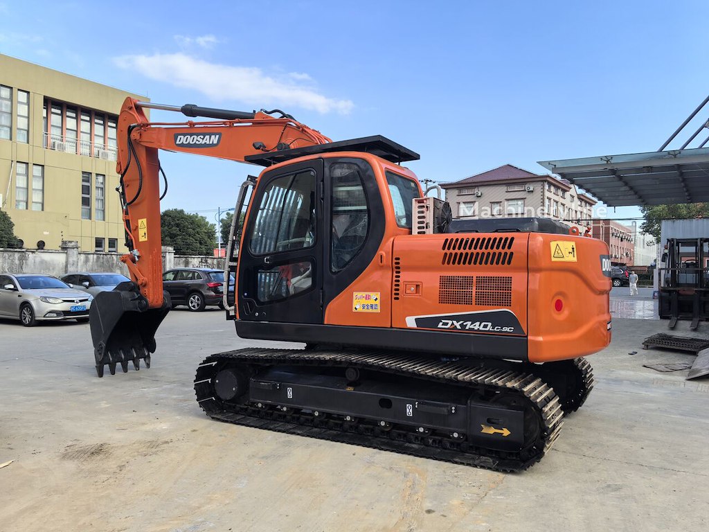 Doosan DX140 bager guseničar