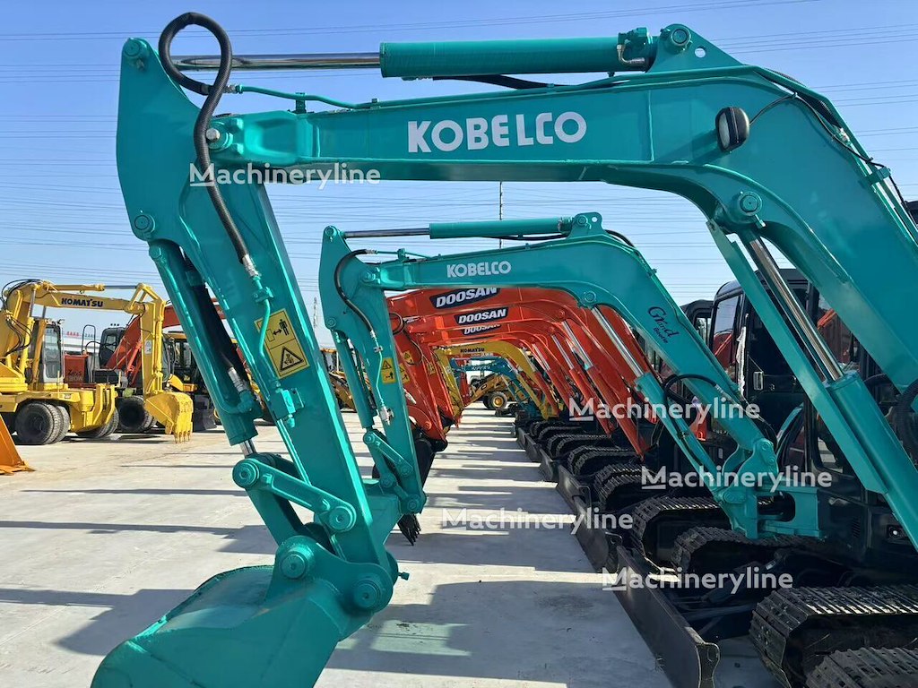 Novi Kobelco SK45 bager guseničar