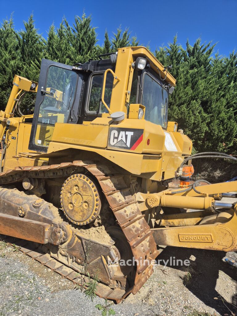 Caterpillar D6T buldožer