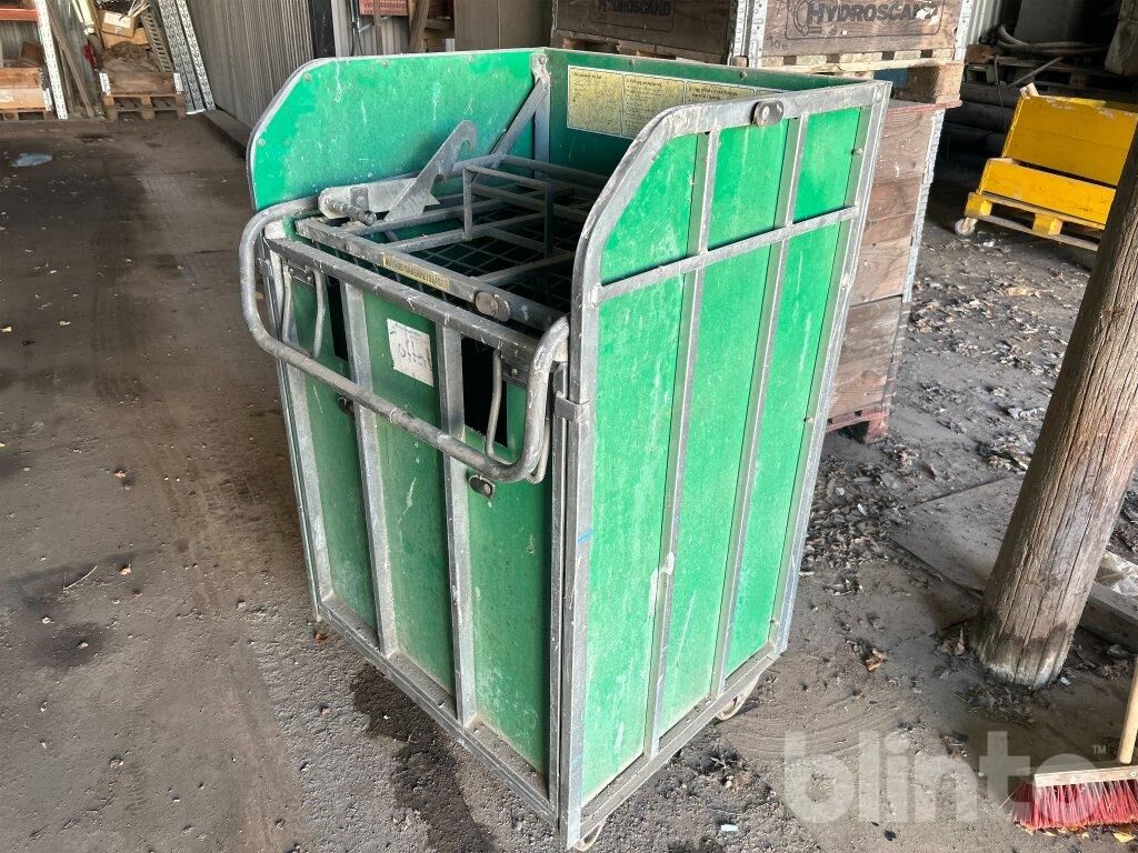 Prodaje se balirku za papir na aukciji
