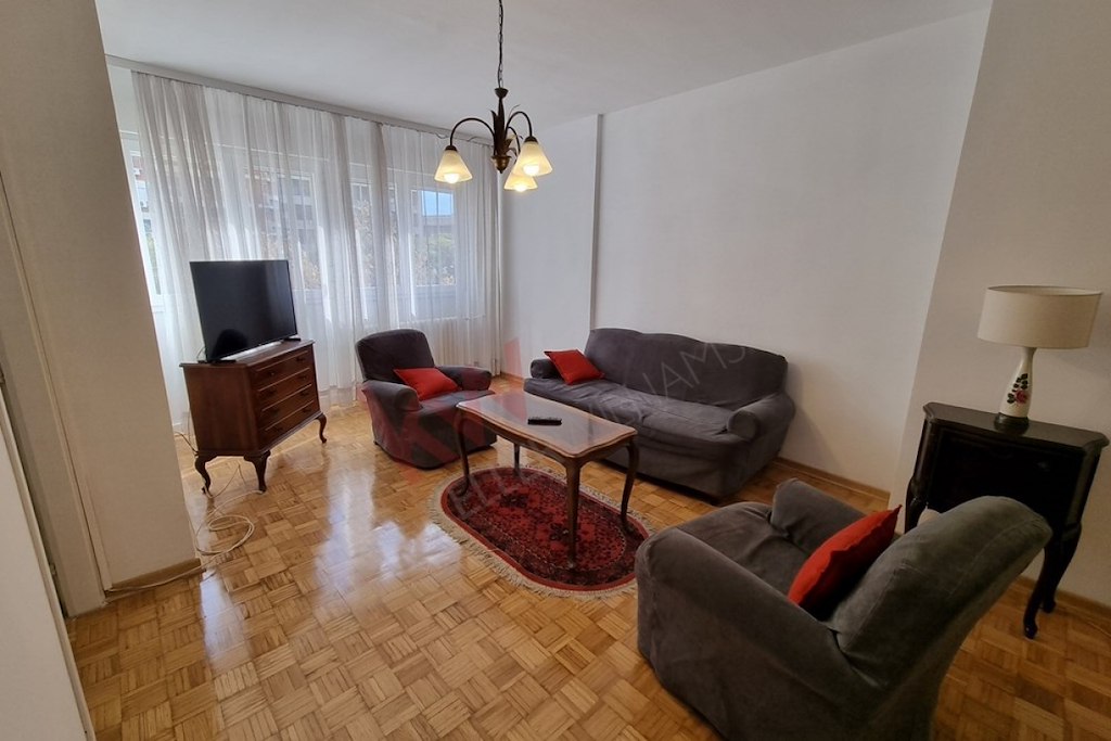 Četvorosoban stan kod Poštanske štedionice, 104 m², pogodan i za kancelarijski prostor