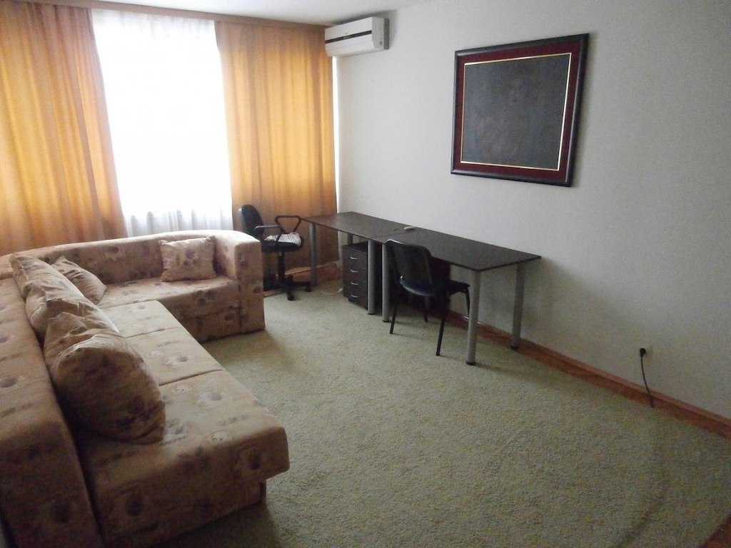 Izdajem 3 jednokervetne sobe u sklopu stana75m2 u Centru, pored Hotela Kragujeva