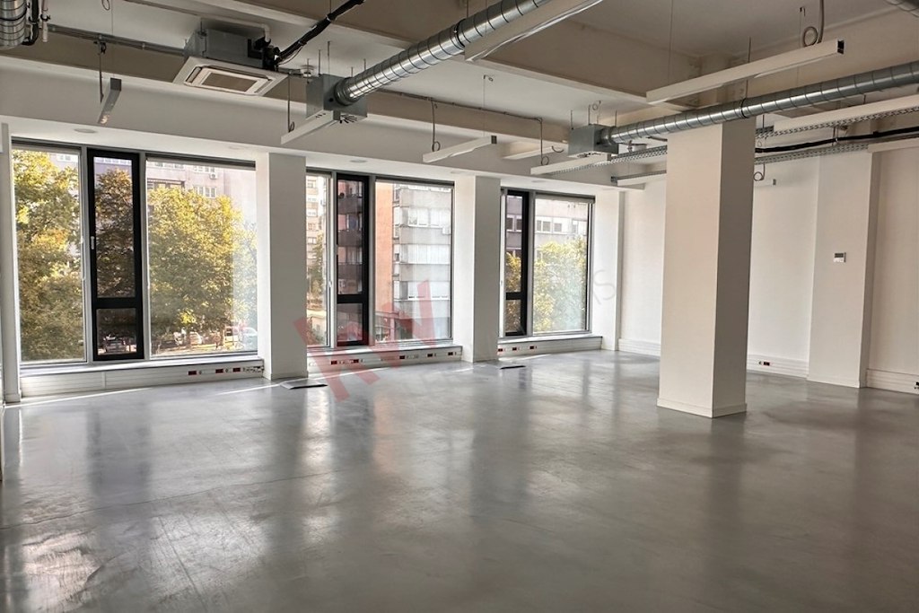 Poslovni prostor u novoj zgradi, Južni bulevar, 450m2, 4 parking mesta