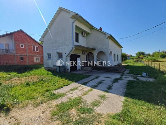 Kuća 280 m², 7 ari, Obrenovac, 185.000€