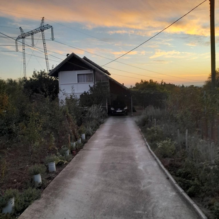 Prodajem kuću u Požarevcu – Cara Dušana, 130 m², 33 ara plac