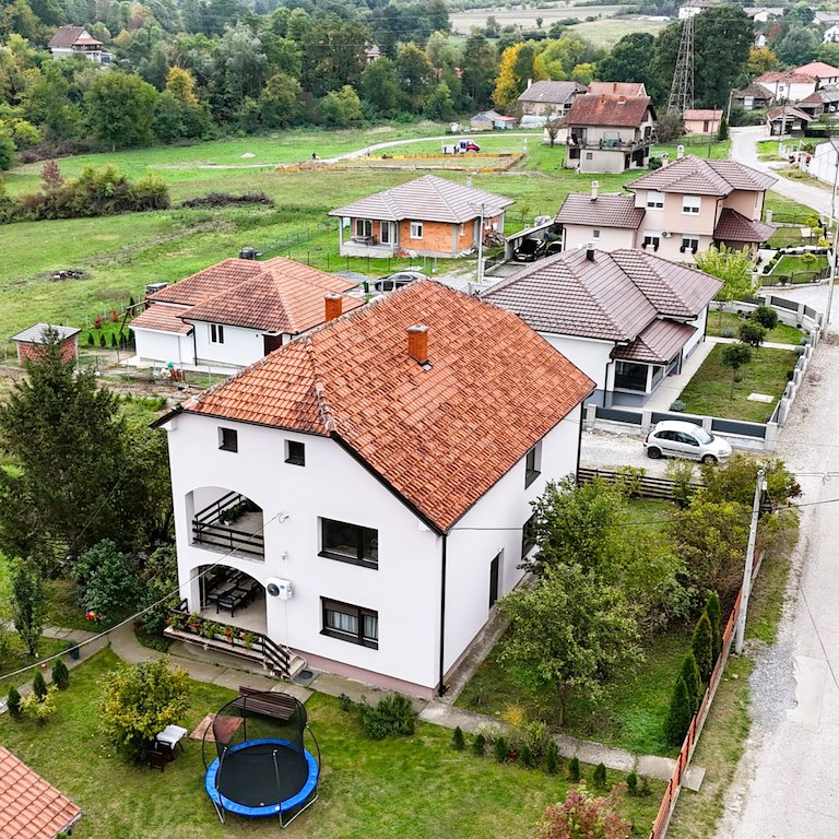 Kuća 269m², plac 7 ari, Šušnjarska, Lazarevac