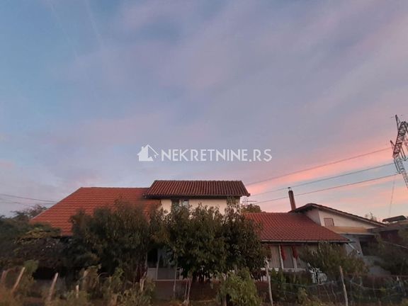 porodična kuća sa velikim placem sa voćnjakom i baštom