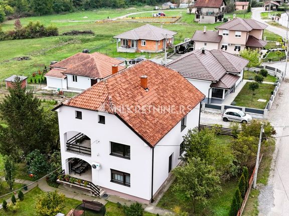 Kuća 269m², plac 7 ari, Šušnjarska, Lazarevac