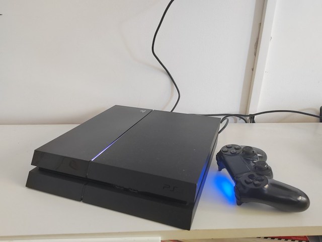Sony Playstation 4 sa igricama čipovan