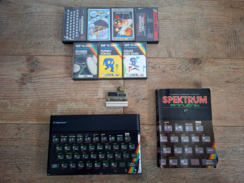 ZX Spectrum komplet (racunar + 7 kaseta + knjiga)