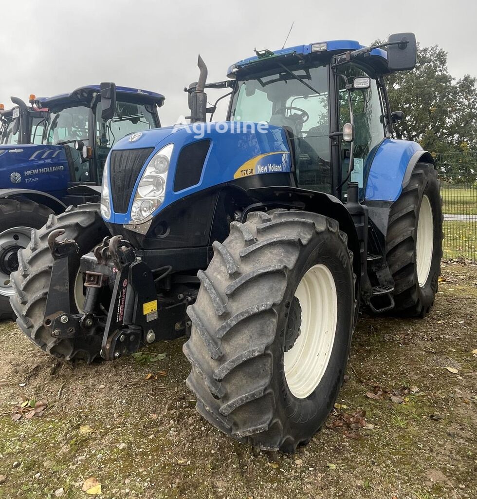 New Holland T 7030 traktor točkaš