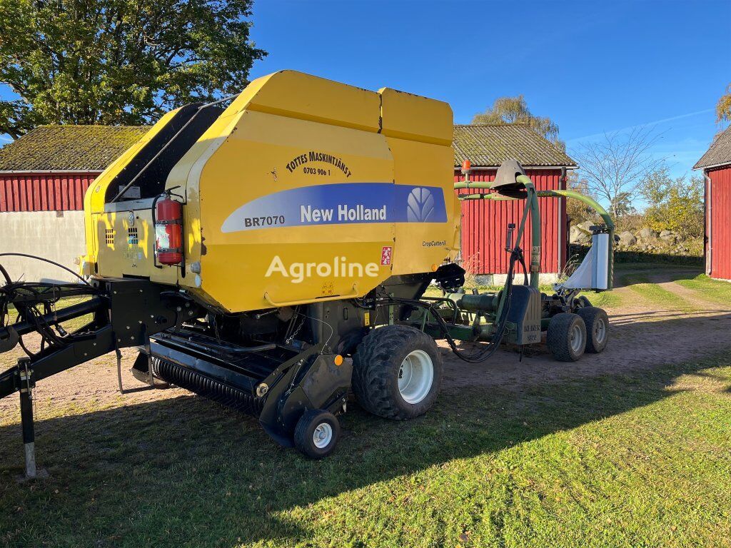 Prodaje se New Holland BR7070 180R / 1820 inliner balirku za okrugle bale na aukciji