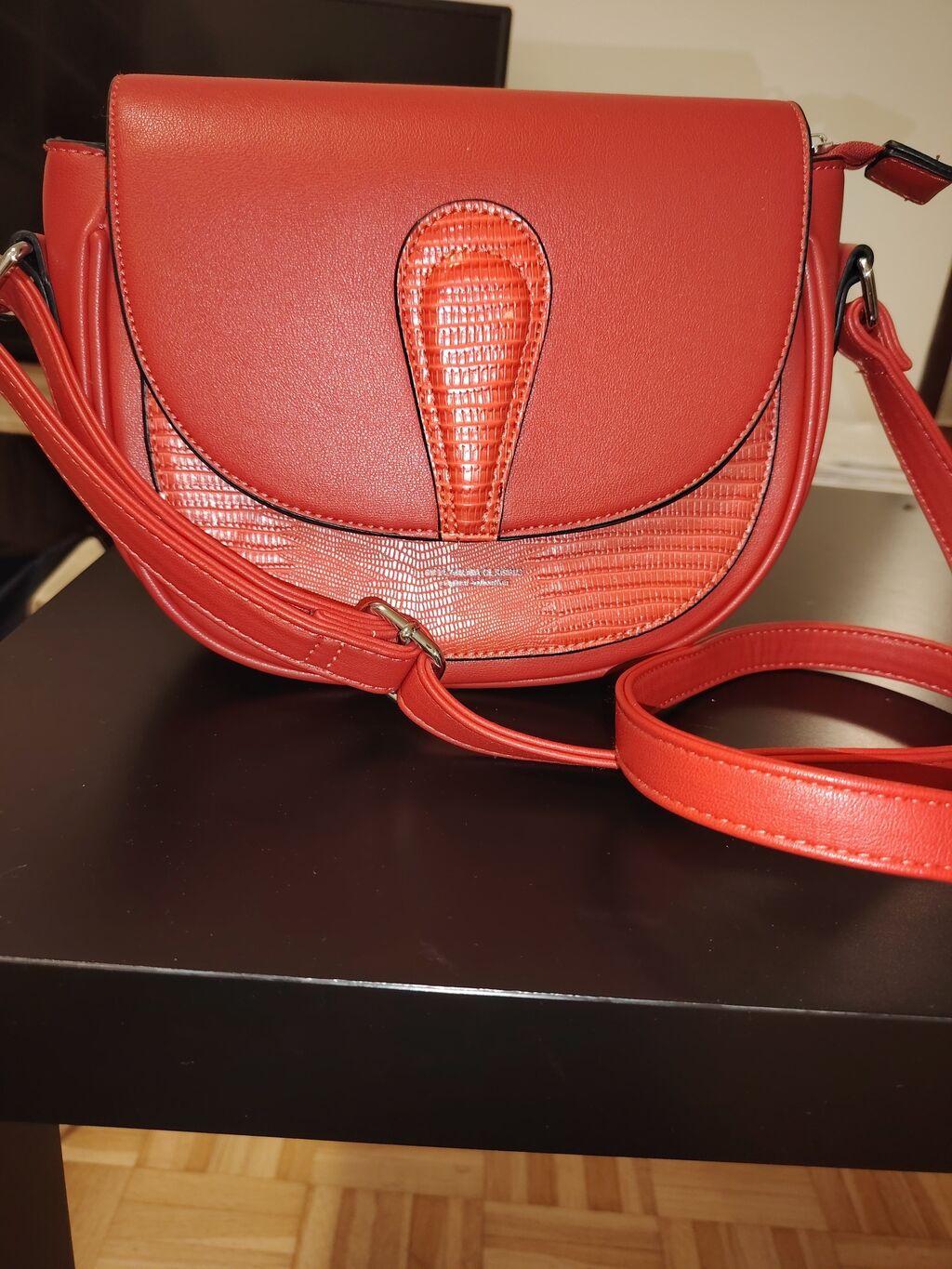 Crvena ženska torba preko ramena - Model: polukružni crossbody -