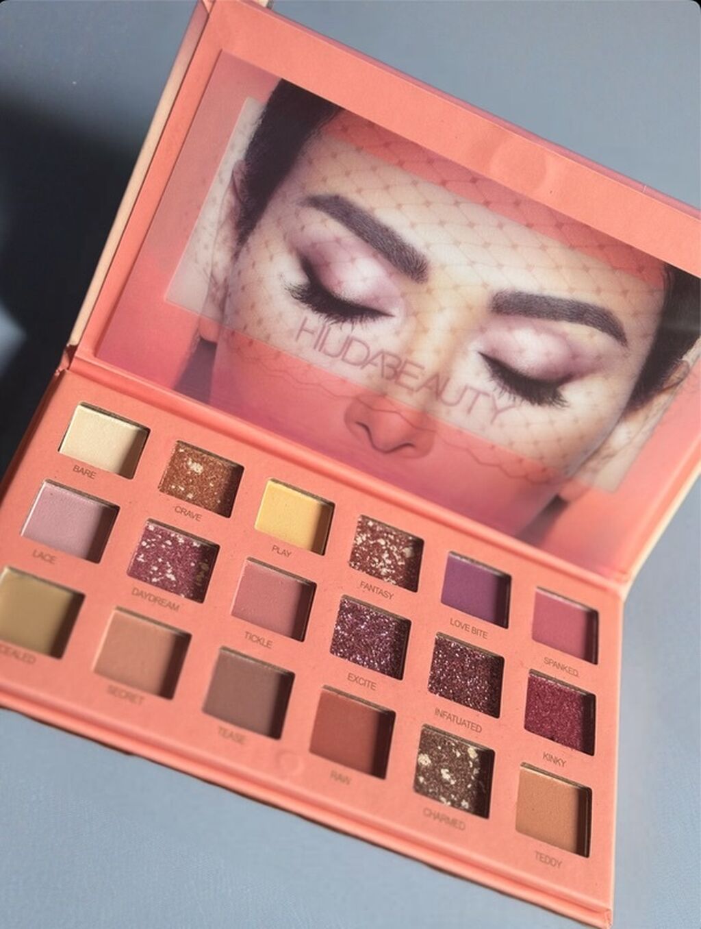 HUDA BEAUTY paleta senki za oči – ružičasto-breskvasti etui sa