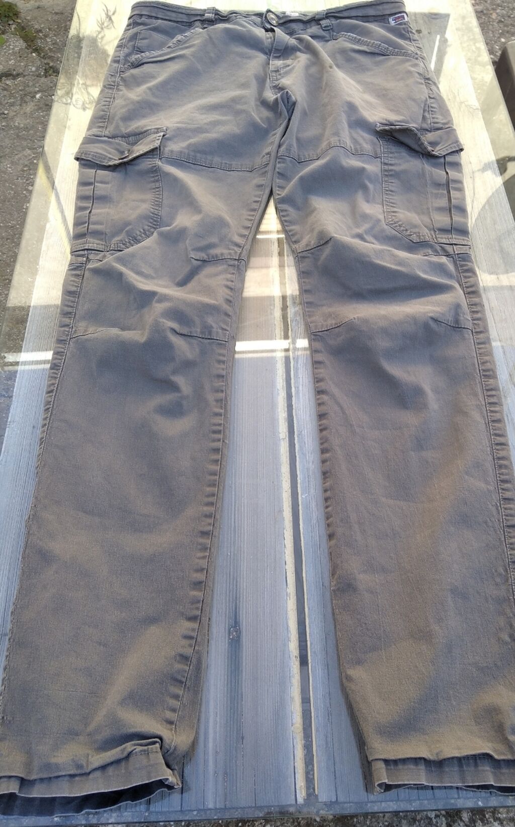 Pantalone br. 32 u dobrom stanju