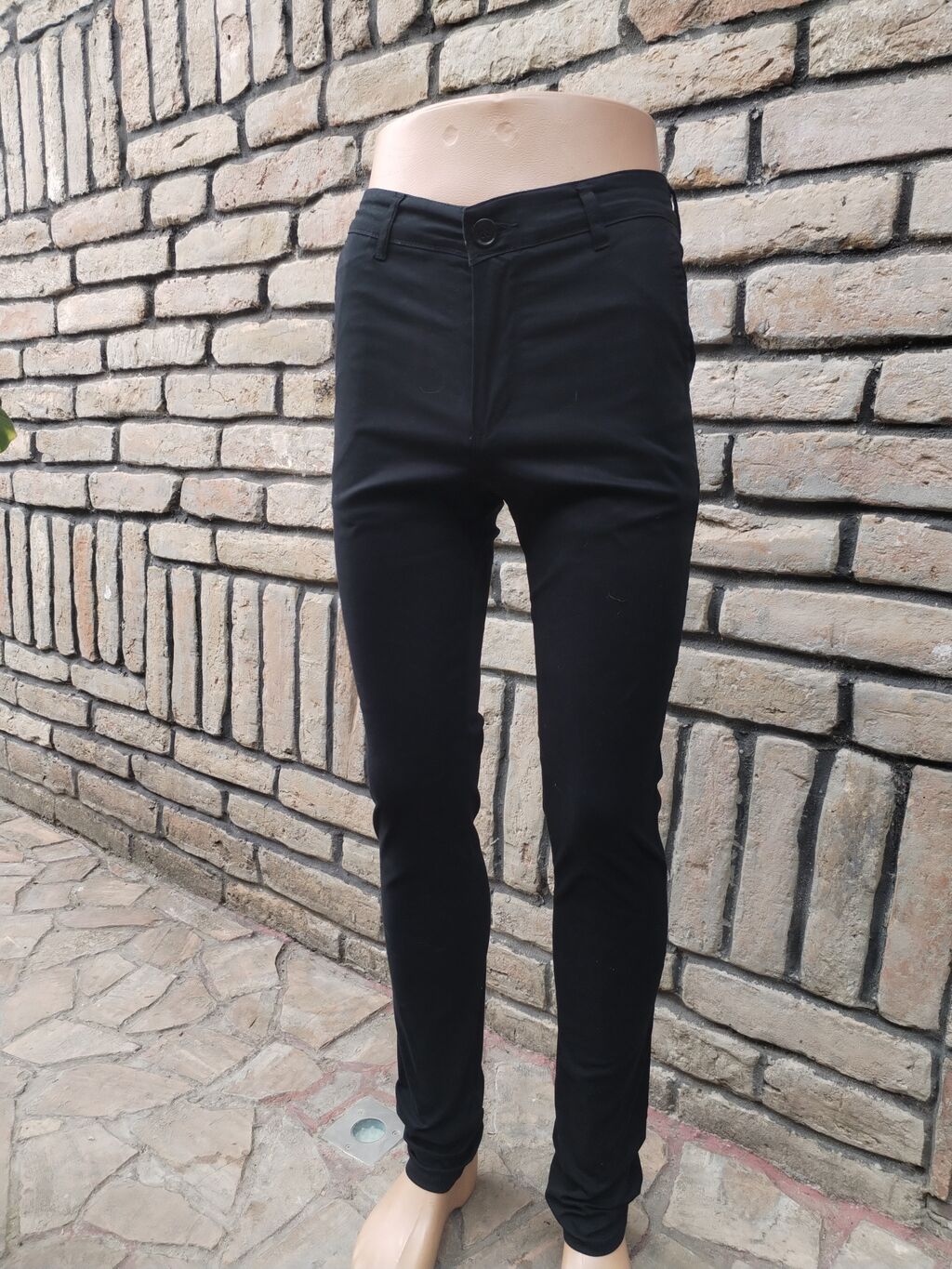 Muske pantalone Vel M crne Naznaceno 30 ali su manje Slim model