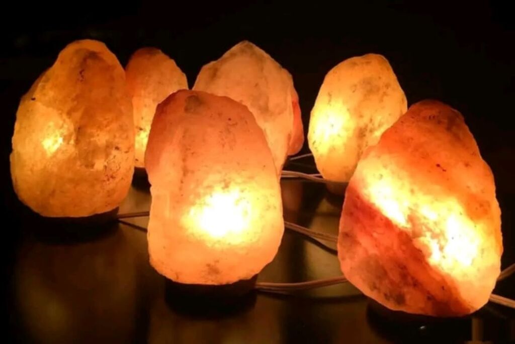 Himalajska lampa od kamene soli – ambijentalno svetlo toplog