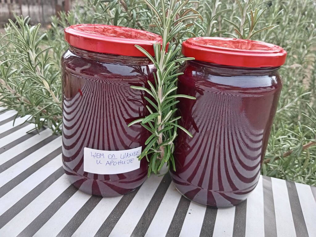 Džem od šljive i aronije 720g-400 dinara. Spremljen od domaćeg