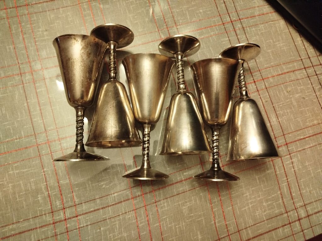 Metalne case,solje. 6 komada,mislim da su posrebrene,nisam siguran
