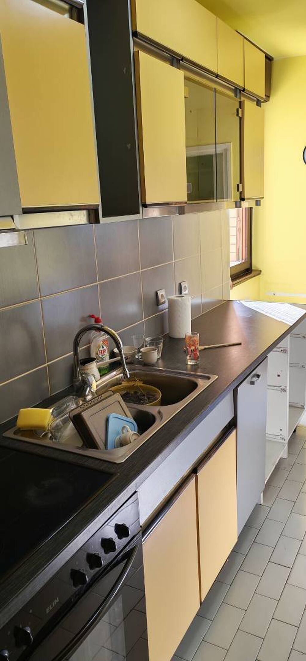 Prodajem kuhinju sa svim aparatima – ODLIČNA PONUDA!