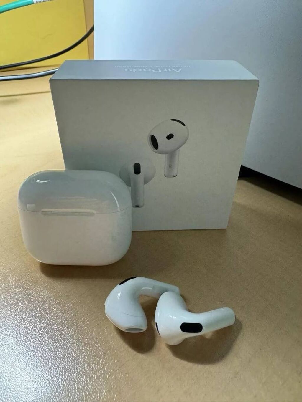 Apple AirPods (sa kutijom za punjenje) - Bežične Bluetooth slušalice