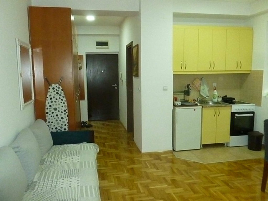 PRODAJA, NAMESTENE UKNJIZENE GARSONJERE NA VOZDOVCU