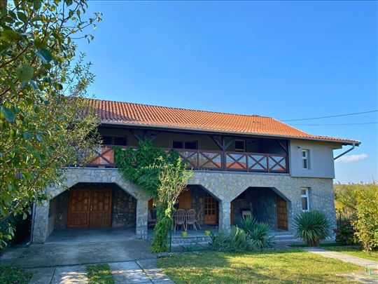 Predivna kuća u naselju Sunčani breg - Rakovica