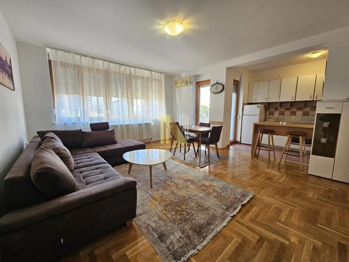 Izdavanje, trosoban stan, 95m2, Centar, Novi Sad