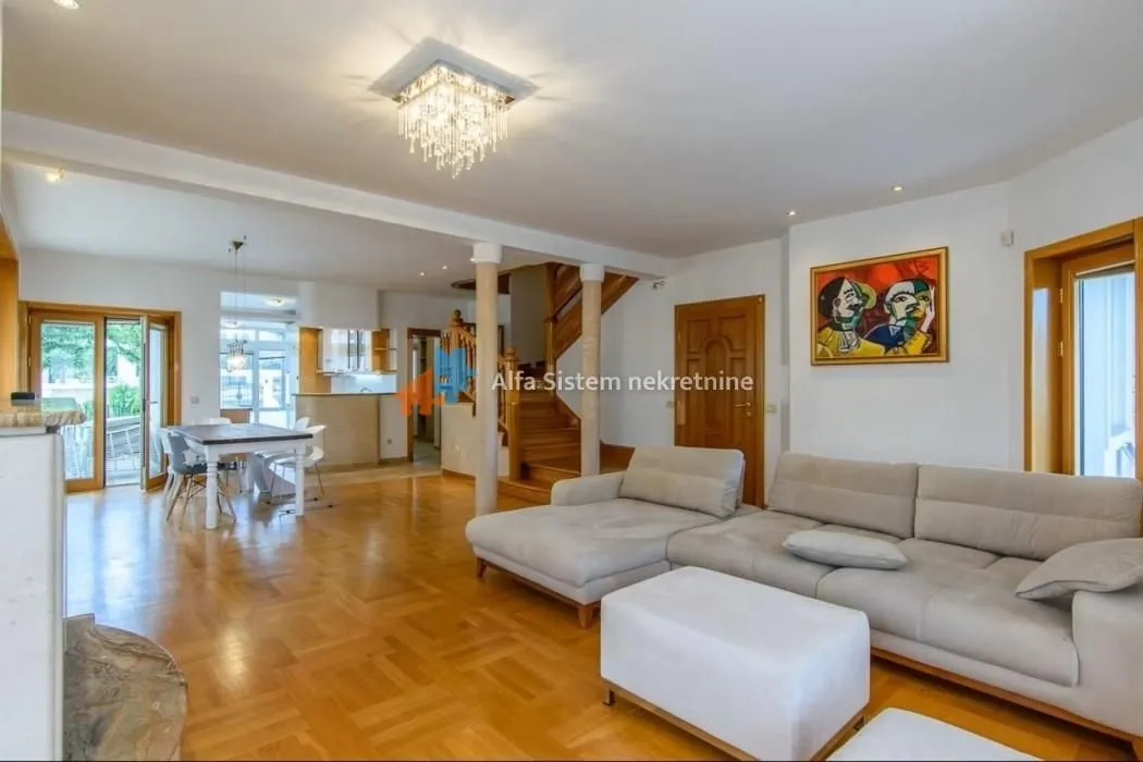 Izdavanje, četvorosoban stan, 250m2, Savski Venac, Beograd