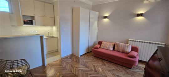 Useljiva garsonjera u centru