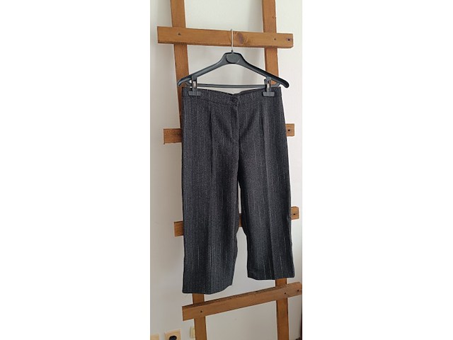 Poslovno elegantne sive pantalone vel.S