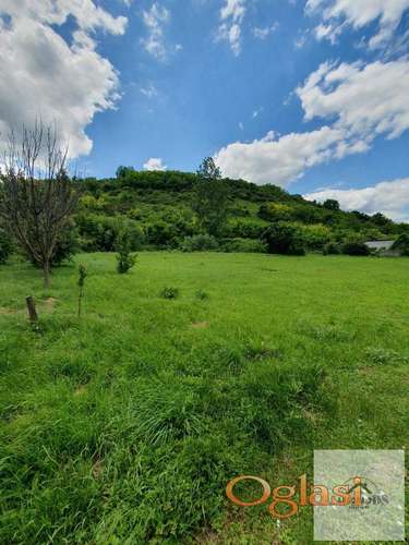VRDNIK, ODLIČNO IMANJE NA 22ara, KUĆA 180m2, NA GLAVNOM PUTU, RAVAN PLAC