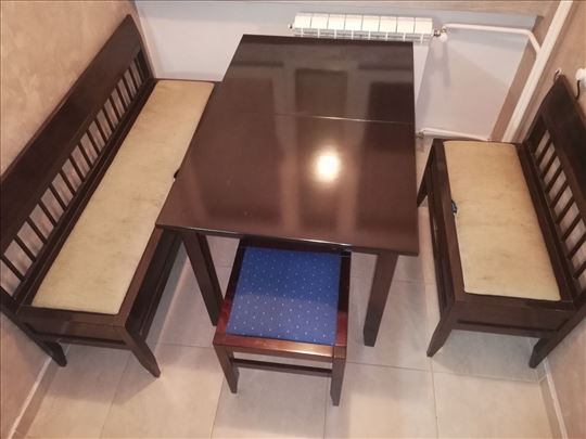 Prodajem povoljno trpezarijski sto sa klupama