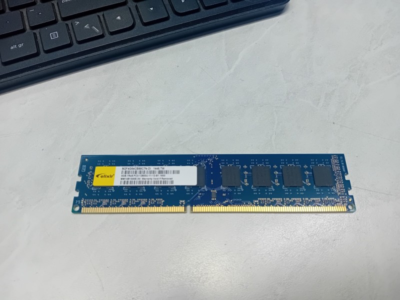 ddr3 4gb elixir 1600mhz ispravna