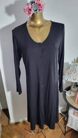 Crna haljinica na kopcanje