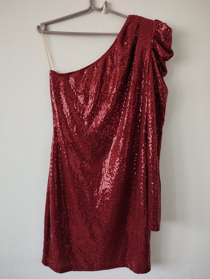 Crvena haljina sa sljokicama