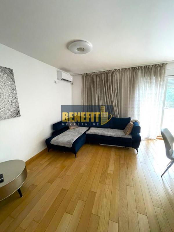 Trosoban stan za izdavanje, 70m2, 900€